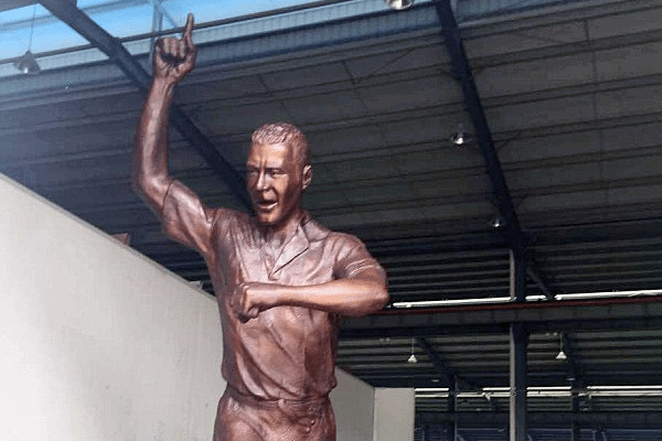 Alan Shearer statue moves into position at St James Park - Photo - NUFC ...