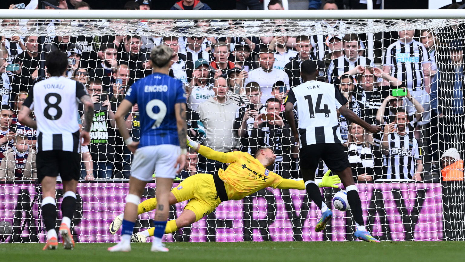 Alexander Isak stopped trying for Newcastle United - Now fact-checked ...