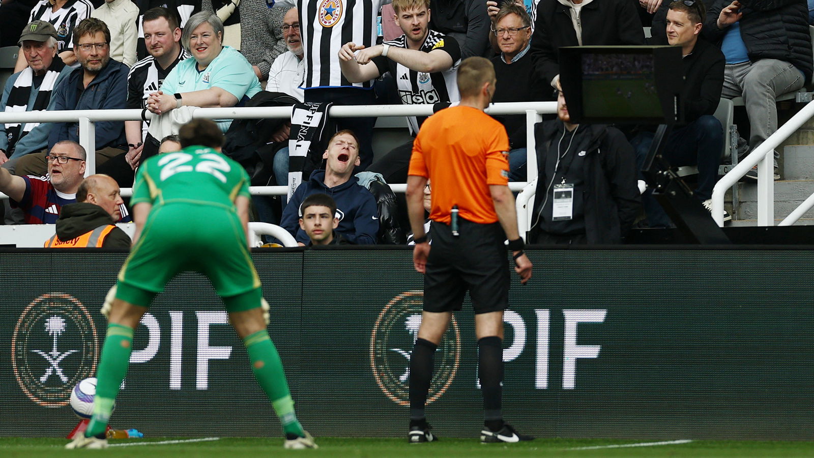 The referee had a nightmare at St James’ Park - John Anderson - NUFC ...